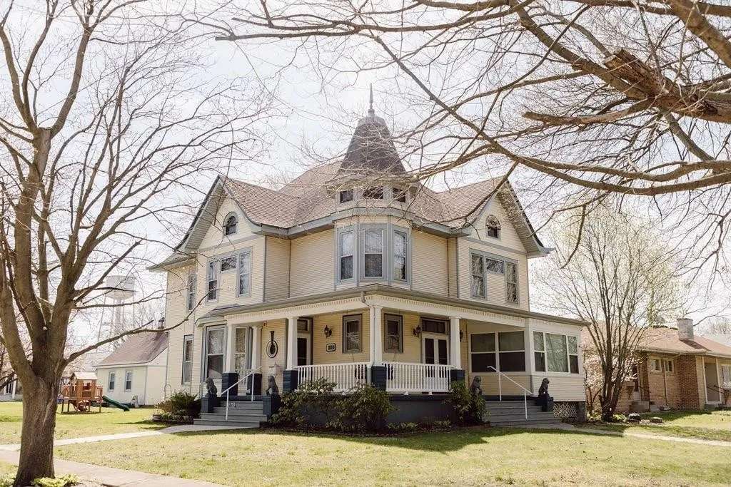 c. 1902 Queen Anne in Assumption, IL (George F. Barber) - Old House Dreams