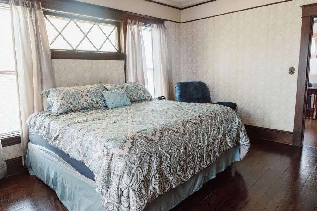 c. 1902 Queen Anne in Assumption, IL (George F. Barber) - Old House Dreams