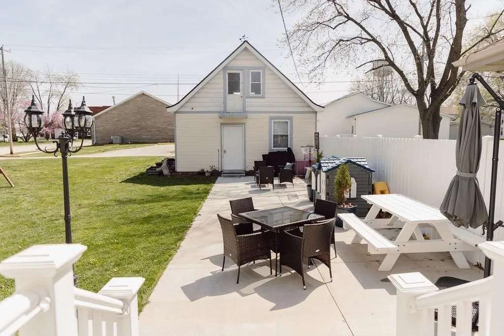c. 1902 Queen Anne in Assumption, IL (George F. Barber) - Old House Dreams