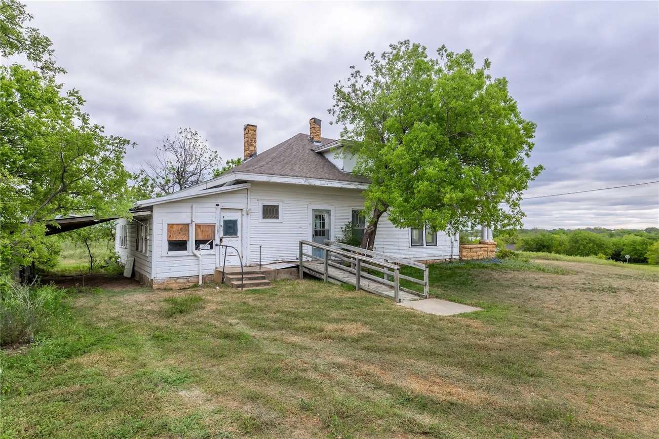 1910 in Richland Springs, TX - Old House Dreams