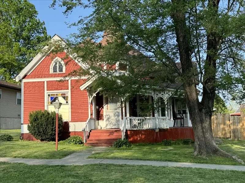 1894 Queen Anne in Bevier, MO - Old House Dreams