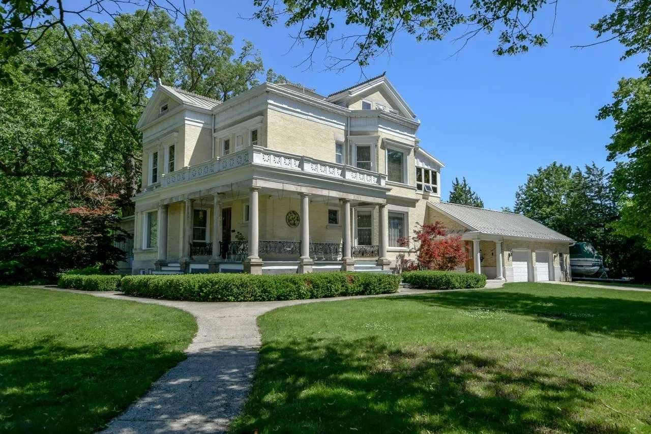 1896 in Jefferson, WI - Old House Dreams