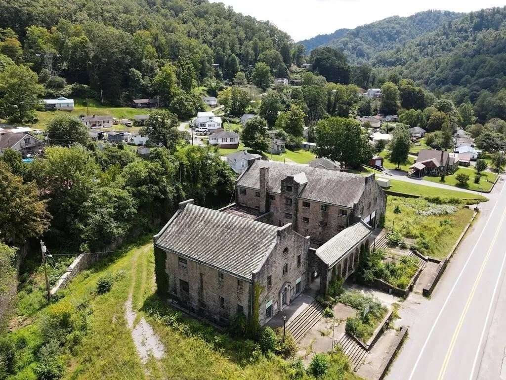 c. 1923 “Itmann Company Store” in Itmann, WV - Old House Dreams