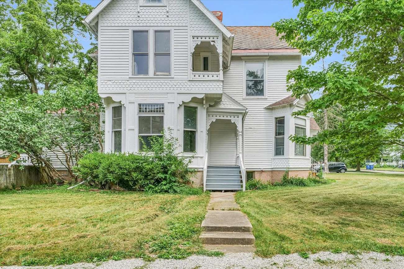 Queen Anne in Hoopeston, IL - Old House Dreams
