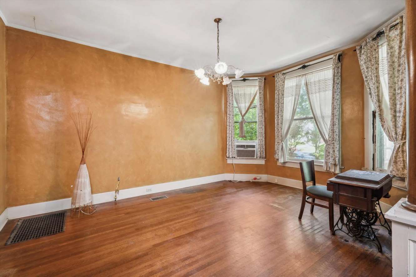 Queen Anne in Memphis, TN (George F. Barber) - Old House Dreams