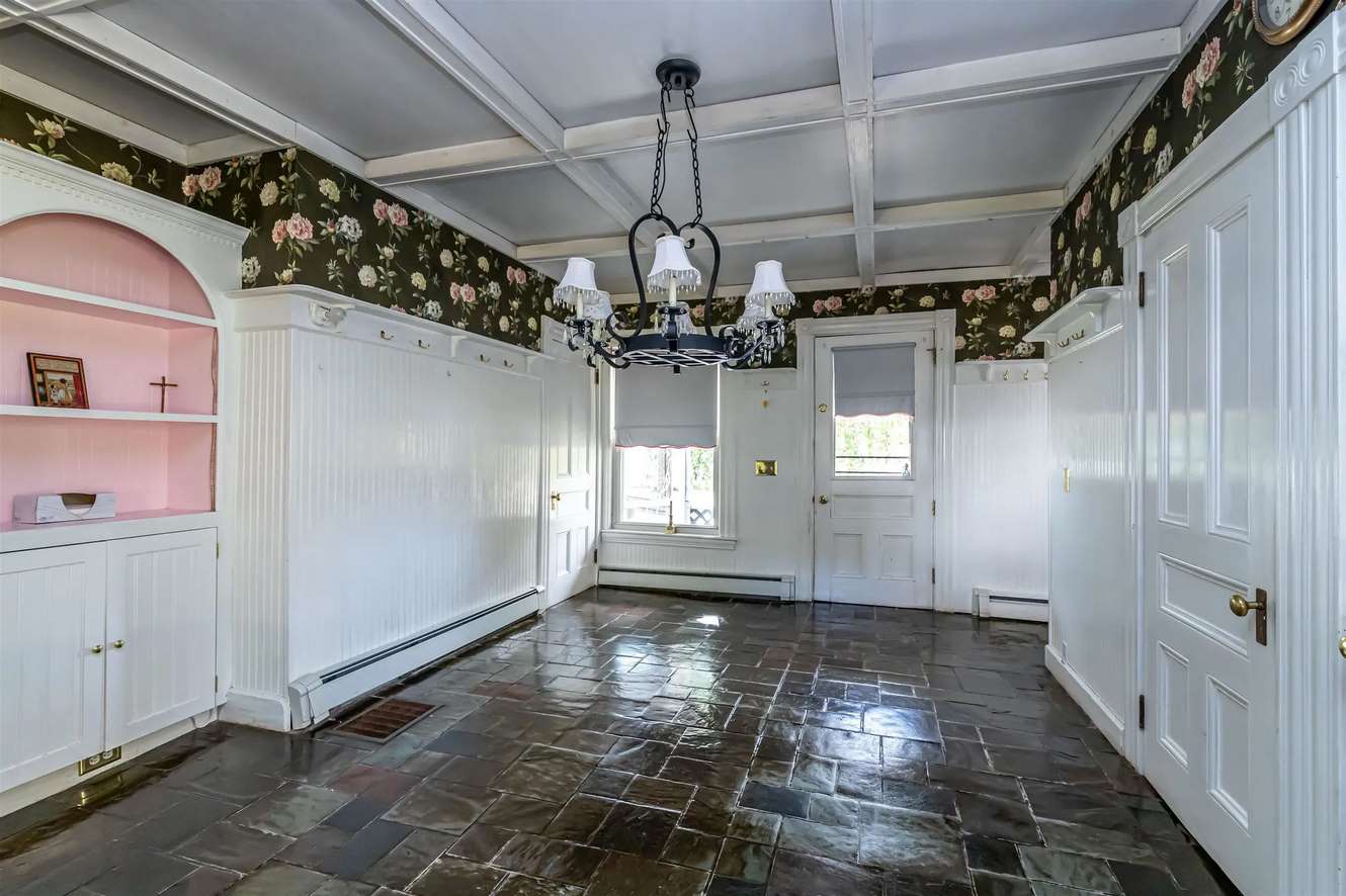 c. 1901 Queen Anne in Mont Vernon, NH - Old House Dreams