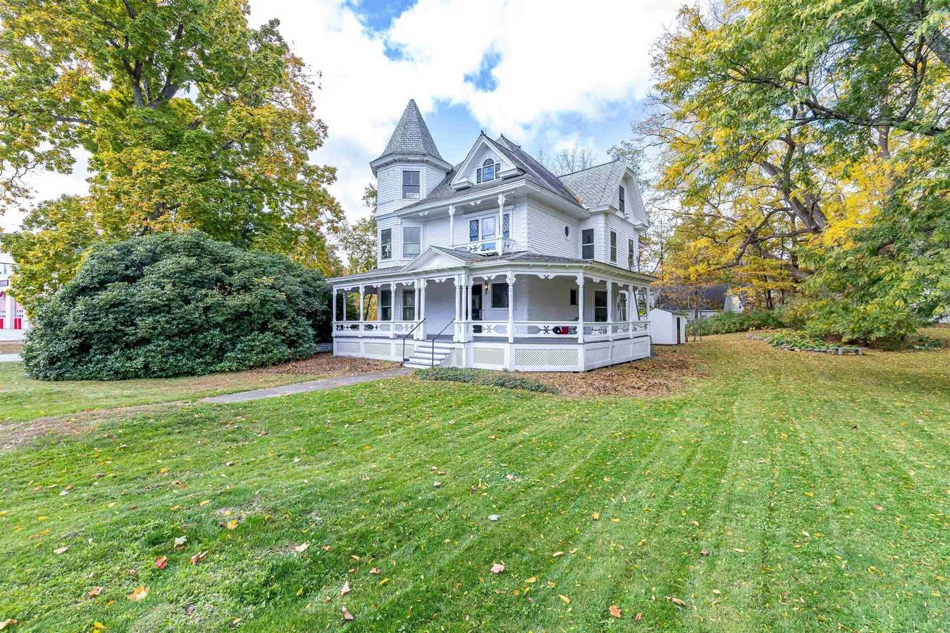 c. 1901 Queen Anne in Mont Vernon, NH - Old House Dreams