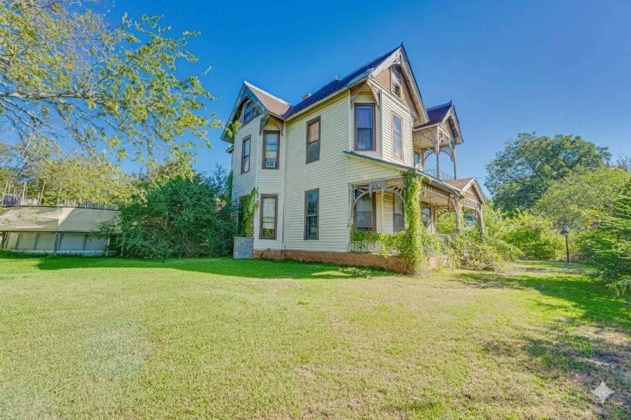 1898 Queen Anne in Ladonia, TX (George F. Barber) - Old House Dreams
