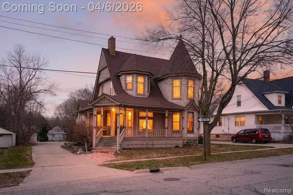 c. 1890 Queen Anne in Flushing, MI - Old House Dreams